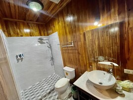 Chuveiro, produtos de toalete grátis, chinelos, toalhas de banho