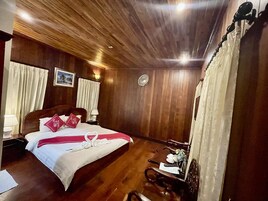 Quarto casal luxo | Frigobar, cofres nos quartos, escrivaninha, quartos à prova de som