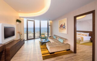 Suite Deluxe, 1 quarto, varanda, vista parcial para o mar (Club Lounge Access) | Lençóis de algodão egípcio, roupa de alta qualidade, edredões de penas 