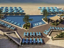 Piscina externa, guarda-sóis, espreguiçadeiras