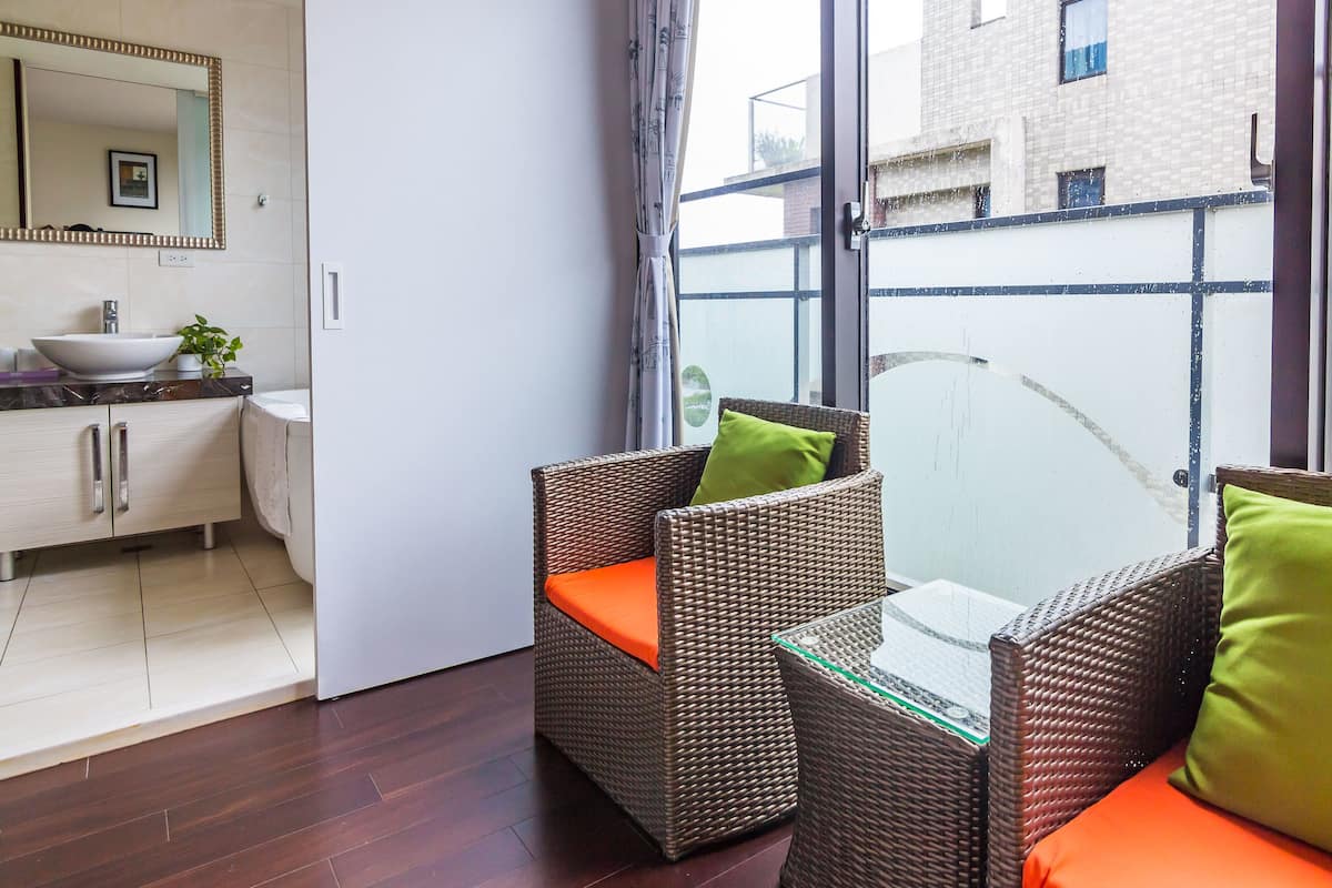 Casa Básica, 3 quartos, casa de banho anexa, vista para o pátio | Secretária, cortinas/cortinados opacos, quartos insonorizados