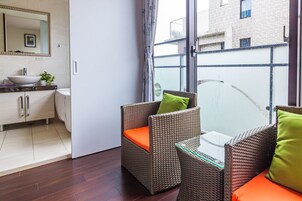 Casa básica, 3 quartos, suíte, vista para o pátio | Escrivaninha, cortinas blackout, quartos à prova de som