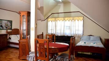 Quarto família, 2 camas de casal | Área de estar