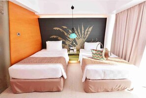 Deluxe Twin Room | Frigobar, cofres nos quartos, individualmente decorados
