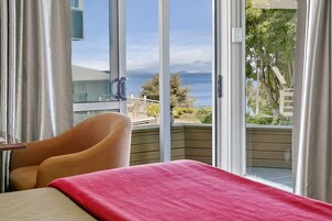 Lakefront Thermal Spa Studio King Bed Ground Floor (partial view) | Ferro/tábua de engomar, Wi-fi grátis, roupa de cama fornecida 