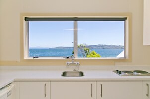 Um micro-ondas, uma cafeteira/bule, uma torradeira, Produtos de limpeza 