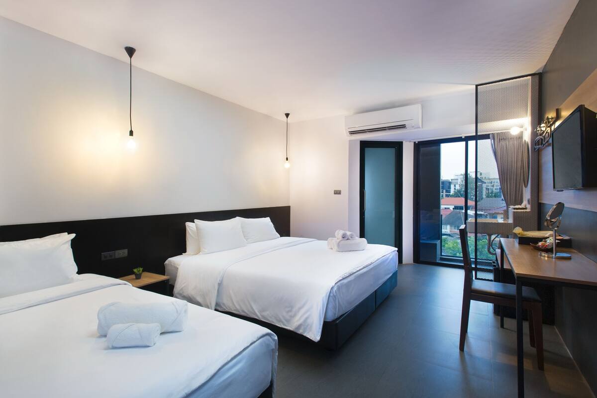 Quarto Familiar | Roupa de alta qualidade, minibar grátis, cofre no quarto, secretária 