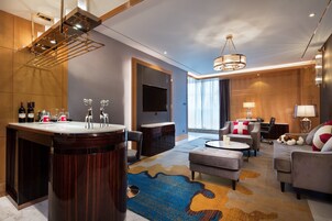 Suite | Minibar, cofre no quarto, secretária, cortinas/cortinados opacos 