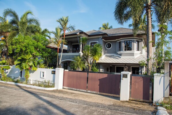 Vila luxo, 3 quartos, vista para a piscina, ao lado da piscina | Vista para a rua