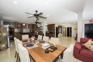 Vila luxo, 3 quartos, vista para a piscina, ao lado da piscina | Sala de jantar