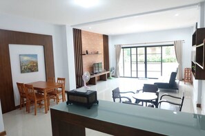 Villa, 2 quartos | Sala de estar | TV de ecrã plano