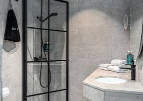 Quarto casal superior | Banheiro | Chuveiro, produtos de toalete grátis, secador de cabelo