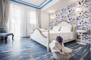 Quarto Duplo Deluxe, pátio | Minibar, cofre no quarto, secretária, Wi-fi grátis 