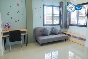 Estúdio Deluxe, 1 cama queen-size, varanda | Com decoração personalizada, secretária, Wi-fi grátis 