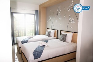 Quarto Deluxe, 2 camas individuais, varanda | Com decoração personalizada, secretária, Wi-fi grátis 