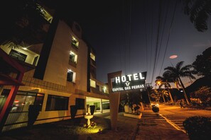 Fachada do alojamento (tarde/noite)