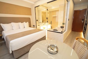 Suite Executiva com Banheira de Hidromassagem. | Frigobar, escrivaninha, cortinas blackout, Wi-Fi de cortesia