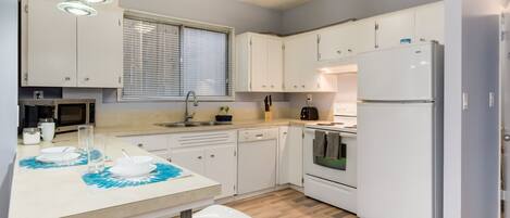 Apartamento, 4 quartos, lareira | Cozinha privada | Um frigorífico, um micro-ondas