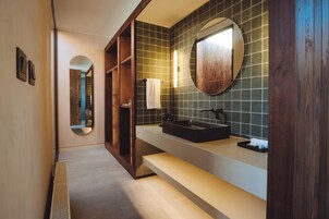 Quarto Premium | Casa de banho | Um polibã, artigos de higiene pessoal grátis, um secador de cabelo 