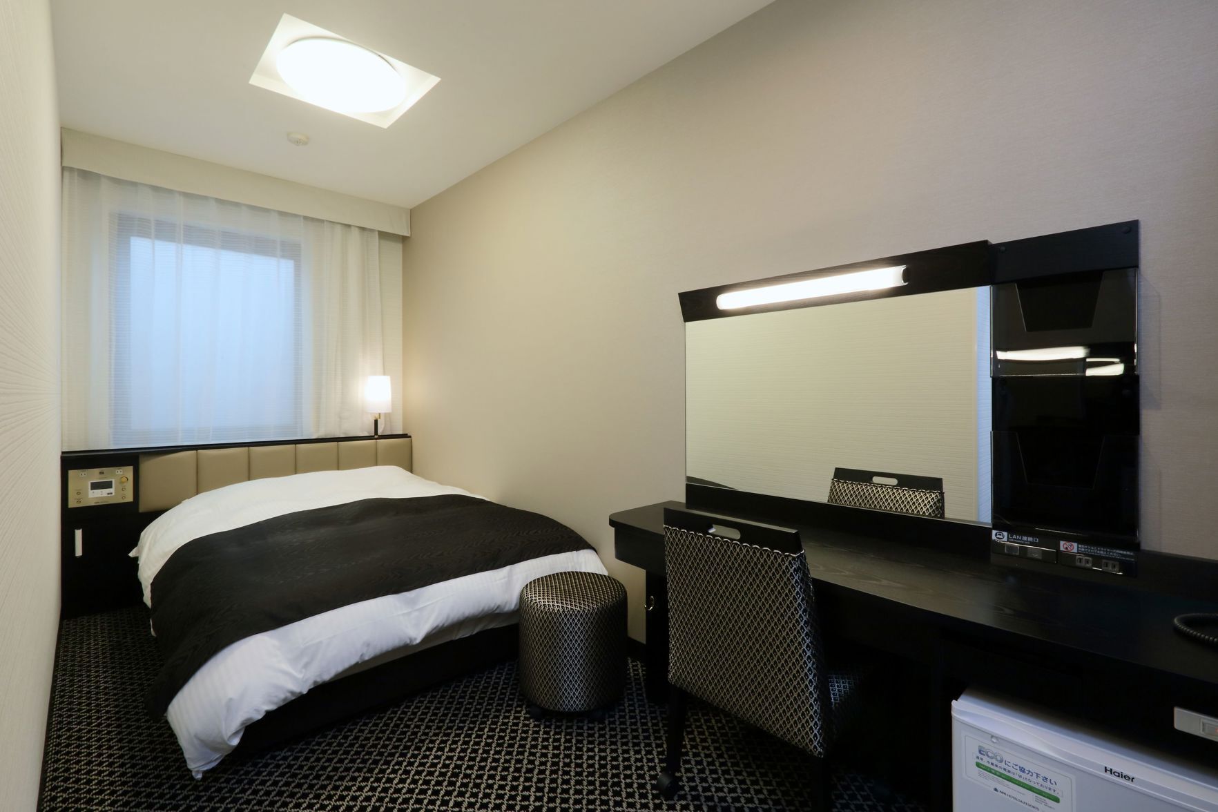 Edredons de pluma, escrivaninha, cortinas blackout