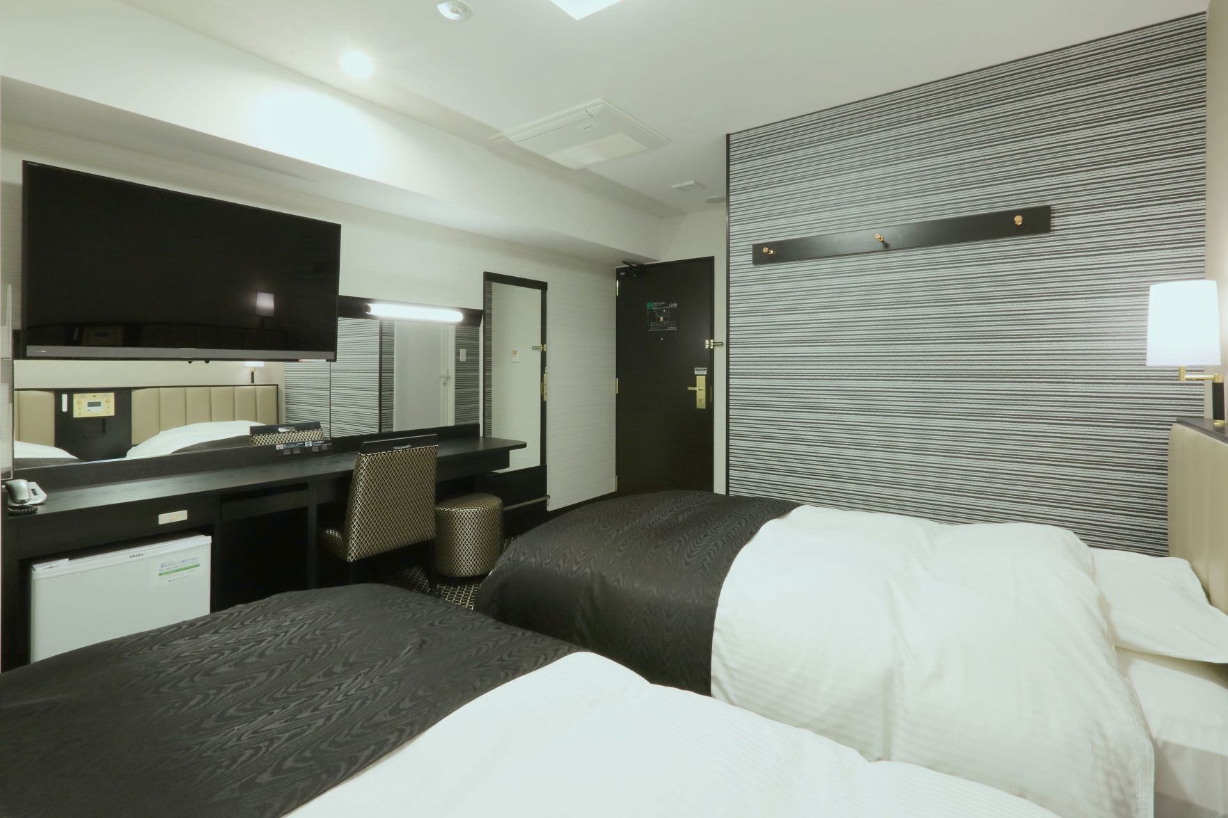 Edredons de pluma, escrivaninha, cortinas blackout