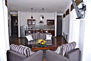 Televisor de ecrã plano de 108 cm com canais via satélite