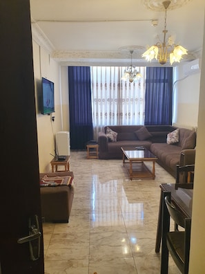 Apartamento superior, 2 quartos | Área de estar | TV 32 polegadas com canais via satélite