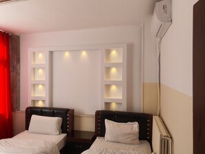 Apartamento superior, 1 quarto | Frigobar, escrivaninha, espaço de trabalho para notebook