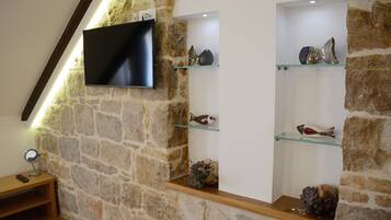 Suíte estúdio superior, 1 cama de casal e sofá-cama, cozinha, no andar executivo | Área de estar | Smart TV, Netflix