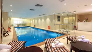 Piscina interna, espreguiçadeiras