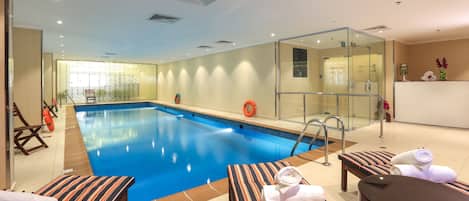 Piscina interna, espreguiçadeiras