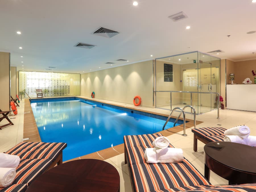 Piscina interna, espreguiçadeiras