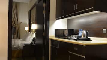Frigobar, cofres nos quartos, escrivaninha, quartos à prova de som