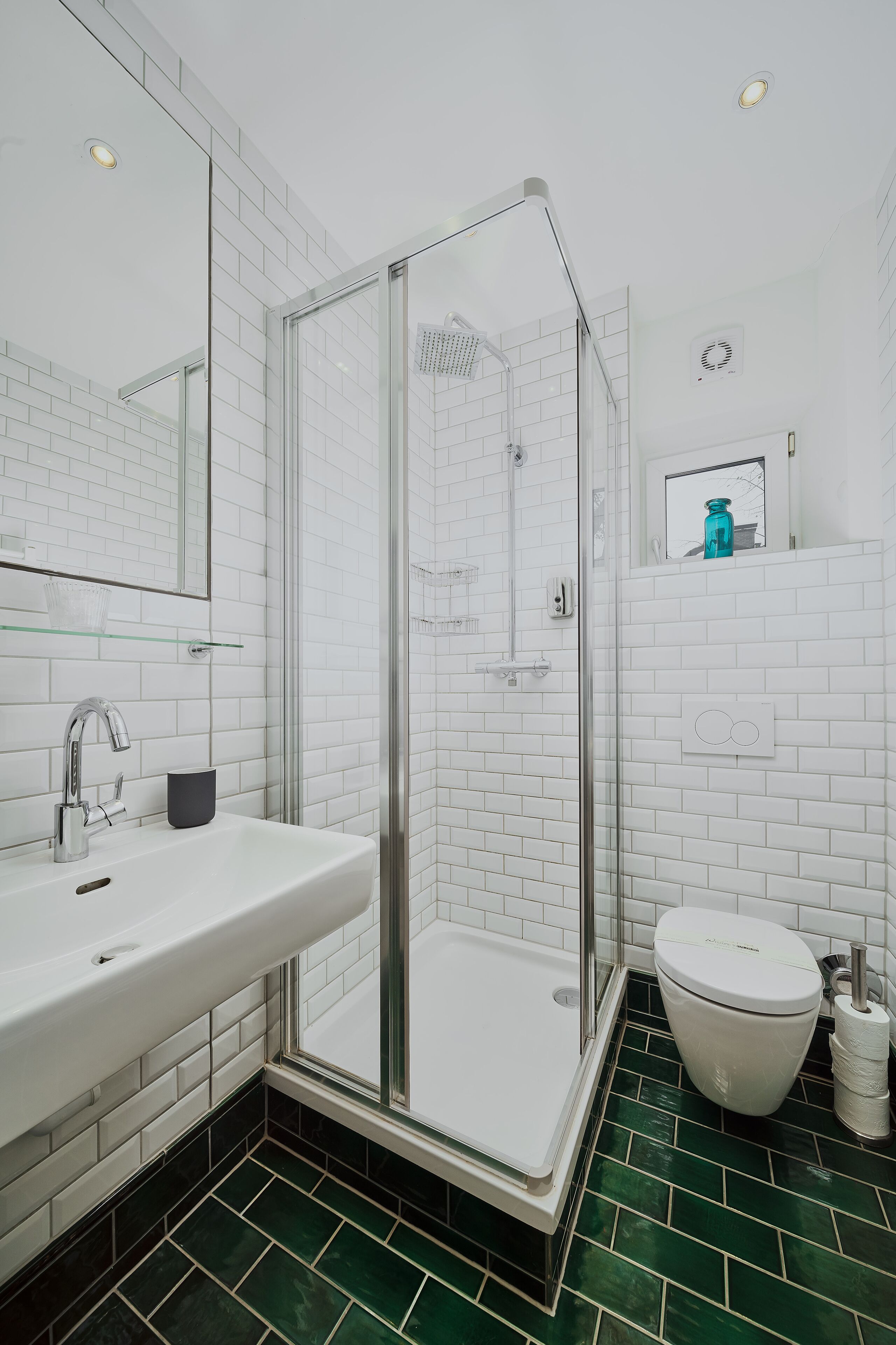 Apartamento Exclusivo, 2 quartos, não fumadores (2nd Floor or Attic) | Casa de banho | Um polibã, artigos de higiene pessoal grátis, um secador de cabelo 