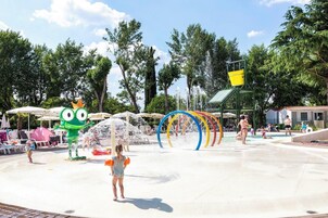 4 piscinas exteriores, guarda-sóis, espreguiçadeiras