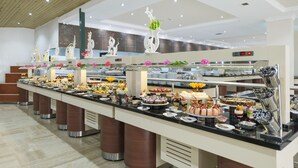 Um buffet com diversos alimentos e elementos decorativos.