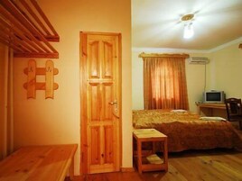 Quarto Triplo Standard | Minibar, cofre no quarto, secretária, quartos insonorizados 