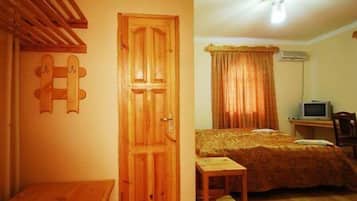 Quarto Triplo Standard | Cofre no quarto, secretária, berços/camas para crianças grátis