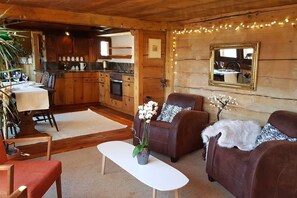 Chalé, 5 quartos, terraço, vista para a montanha | Sala de estar | Lareira