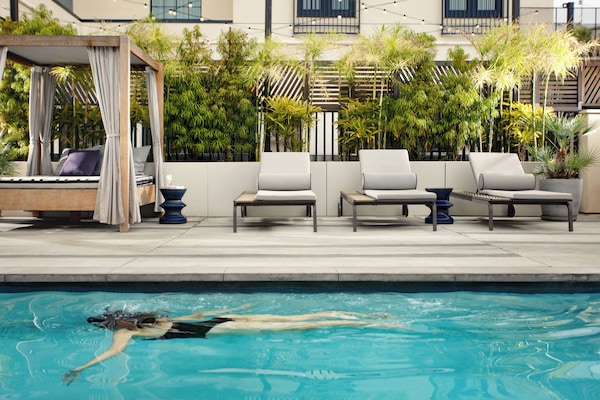 Piscina exterior, guarda-sóis, espreguiçadeiras