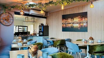 Café da manhã continental todos os dias (EUR 10 por pessoa)