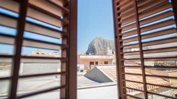 Quarto triplo panorâmico, vista para a colina | Frigobar, cofres nos quartos, escrivaninha, quartos à prova de som