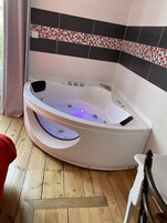 Quarto casal com design assinado, 1 cama Queen, banheira de hidromassagem, no jardim | Roupas de cama premium, individualmente decorados