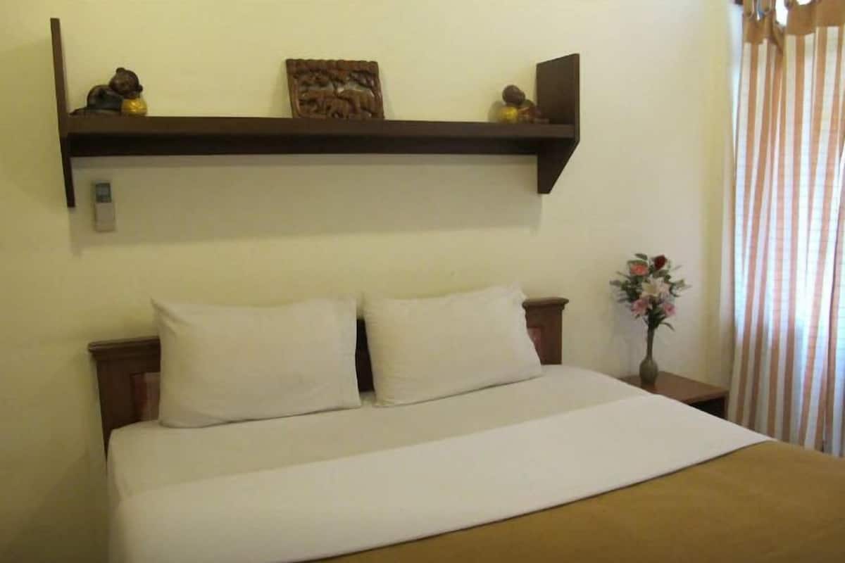 Quarto casal superior, 1 cama de casal, para fumantes, banheiro privativo | Escrivaninha, Wi-Fi de cortesia, roupa de cama
