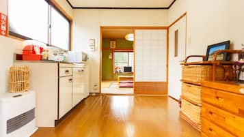 Quarto Tradicional, kitchenette (Japanese Style for 3ppl with Bathroom) | Kitchenette privada | Um frigorífico, um micro-ondas, uma chaleira elétrica
