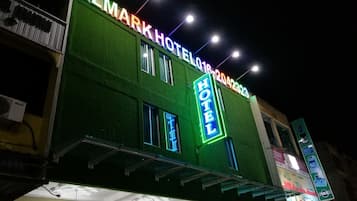 Fachada da propriedade à noite