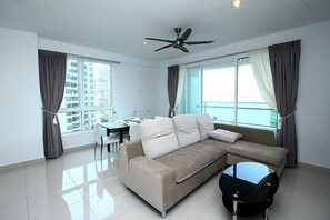 Apartamento, vista para o mar (Serviced Apartment, Type A) | Sala de estar | TV de ecrã plano 