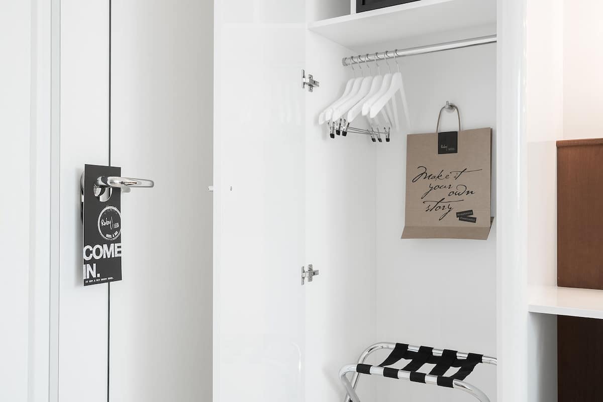 Quarto (Lovely) | Roupa de alta qualidade, cofre no quarto, com decoração personalizada