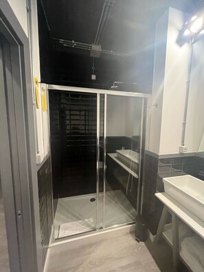 Suite Júnior, 1 quarto | Casa de banho | Um polibã, um chuveiro fixo, artigos de higiene pessoal grátis 
