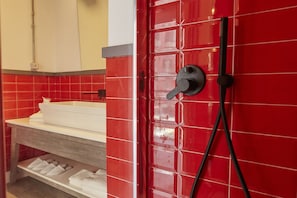 Apartamento superluxo, 2 quartos, vista para a cidade | Banheiro | Chuveiro, chuveiro com efeito de chuva, produtos de toalete grátis 